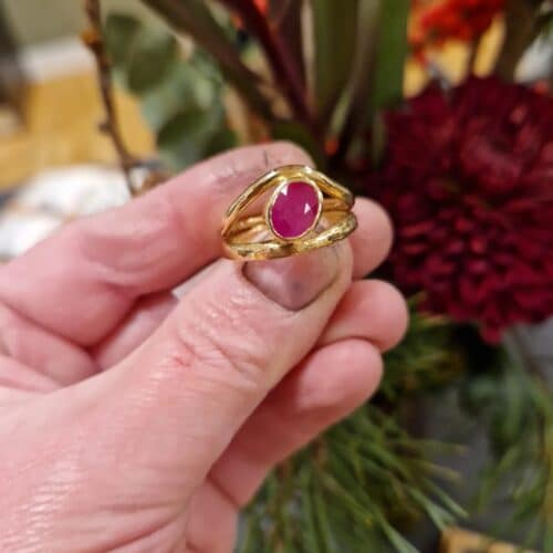 Guldring med grønlandsk rubin - Guldsmed Ø